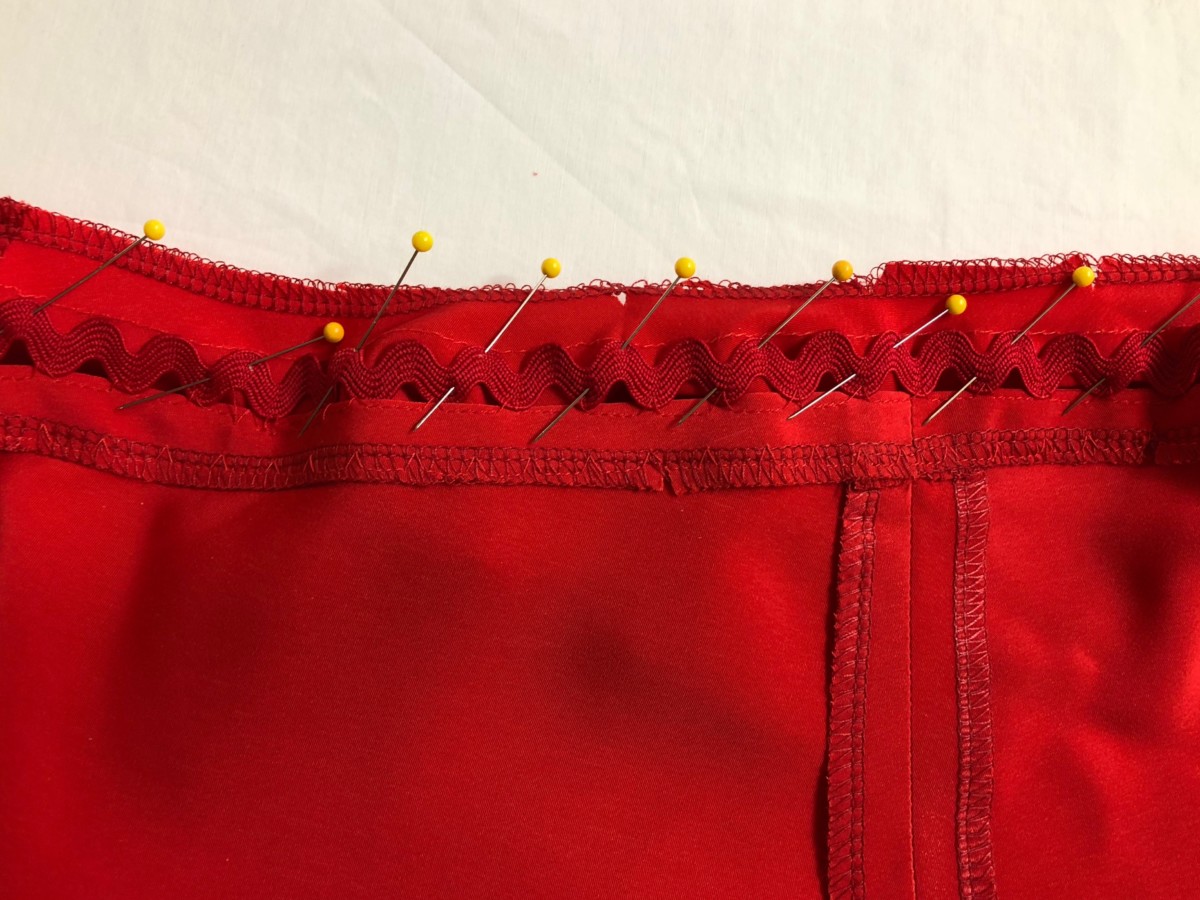 How to Sew Floating Rick Rack - WeAllSew