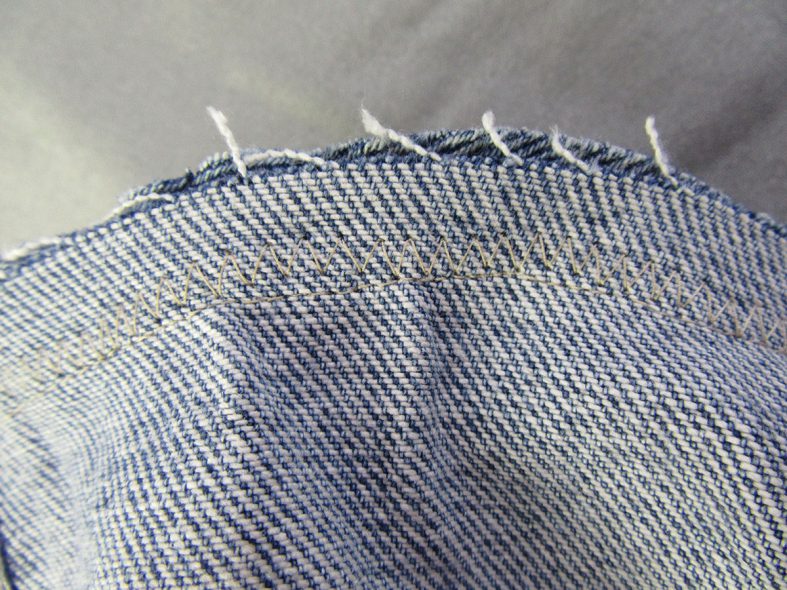 zigzag close to seam line bottom of yoga bag - WeAllSew